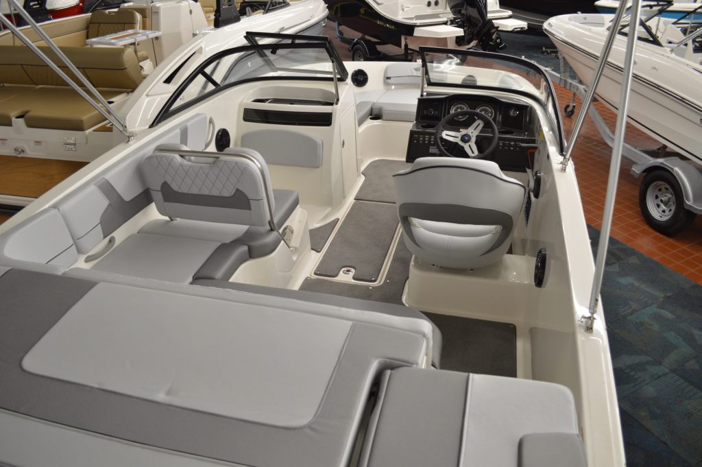Bayliner VR5 IO - 20′ 7″ - Hallberg Marine