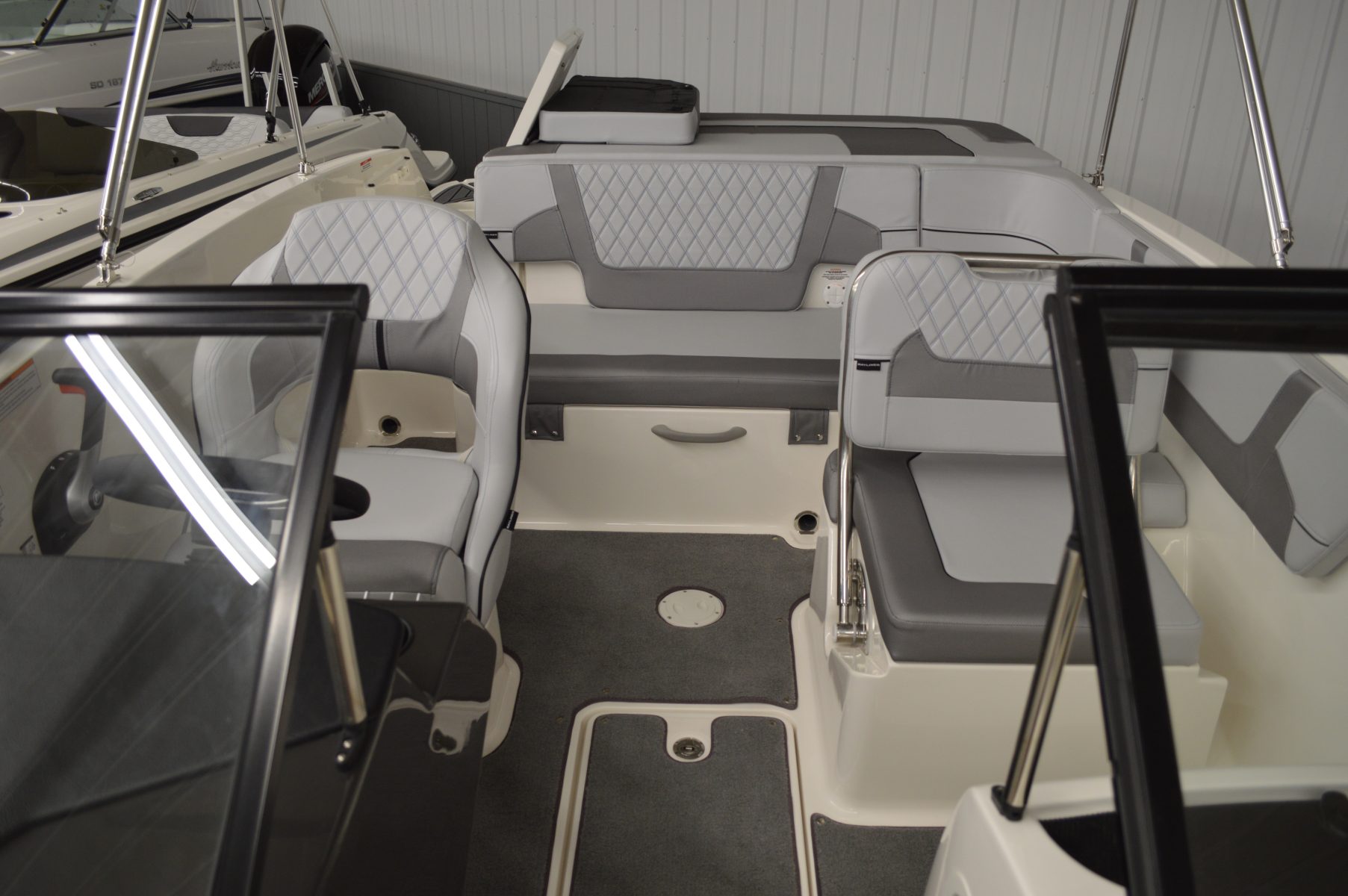 Bayliner VR5 IO - 20′ 7″ - Hallberg Marine