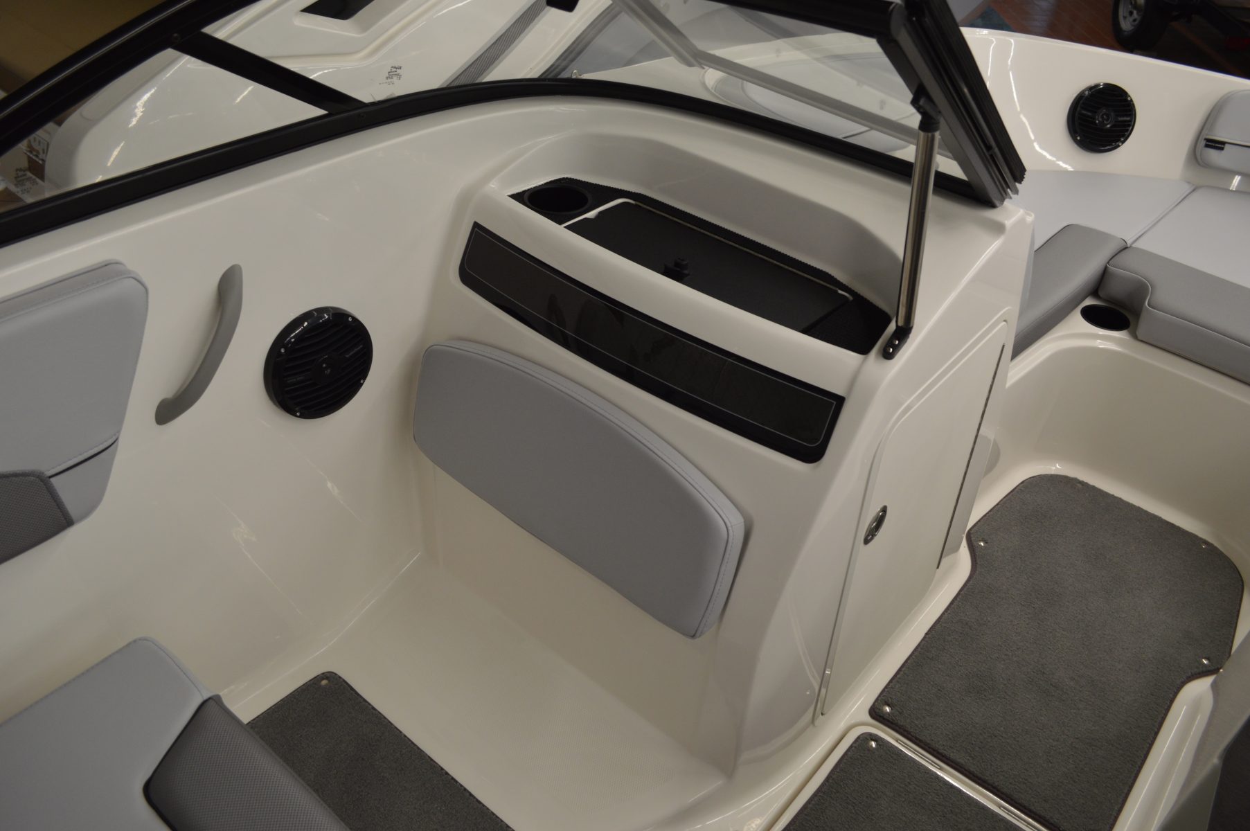 Bayliner VR5 IO - 20′ 7″ - Hallberg Marine